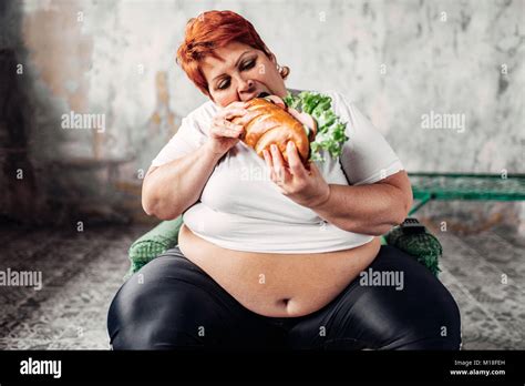 Fette Frau Sitzt In Einem Sessel Und Isst Sandwich Bulimic Und
