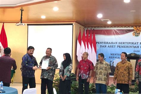 Menteri ATR BPN Serahkan Sertipikat Aset Pemerintah Daerah Di Kalbar