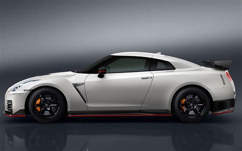 2017 Nissan GT R NISMO Gets Updated Design Still Makes 600 HP