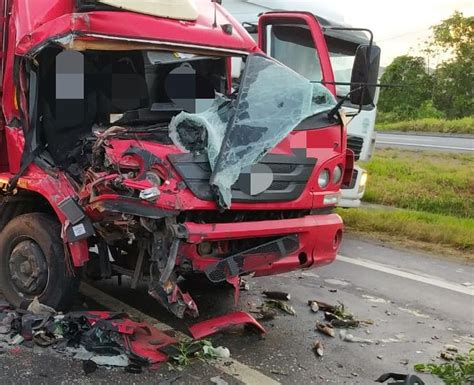 Caminhão bate em carreta e uma pessoa morre carro pega fogo em