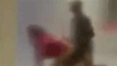 Vuco Vuco casal é flagrado fazendo sexo em agência bancária CGN O