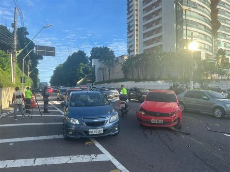Acidente entre dois carros deixa trânsito lento na Avenida Mário