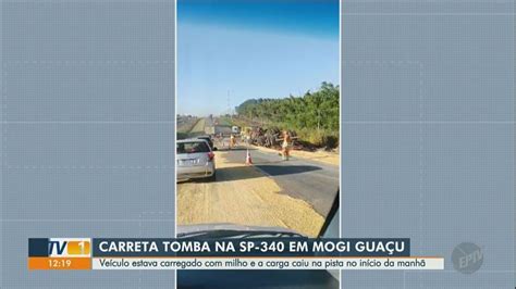 Carreta Carregada 38 Toneladas De Milho Tomba E Interdita Faixa Da