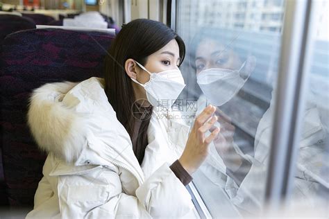 女性靠在车窗边看外面高清图片下载 正版图片501701644 摄图网