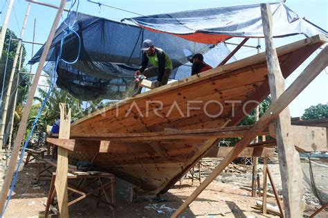Pembuatan Perahu Nelayan Tradisional ANTARA Foto
