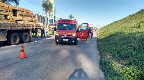Motociclista é socorrido por helicóptero após grave acidente em