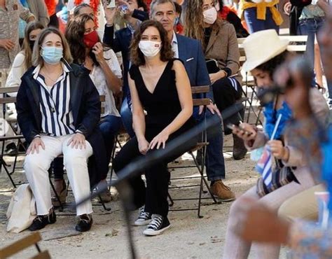 Isabel Díaz Ayuso celebra la Hispanidad entre Felipe VI y Omar Montes