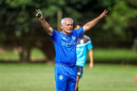 Grêmio realiza último treino antes da viagem para a Copa São Paulo