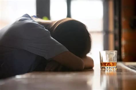 Alkoholiker erkennen Typisches Verhalten äußere Anzeichen