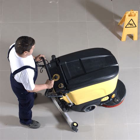 Maszyny do mycia podłóg Maszyna czyszcząca comac innova 55 b