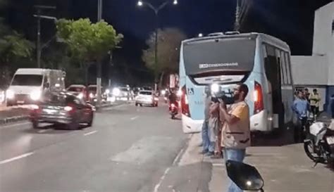 Homens armados assaltam ônibus da linha 652 e ferem quatro passageiros