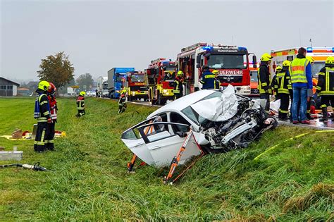 Schwerer Verkehrsunfall Auf Der B20 Feuerwehr Raitenhaslach