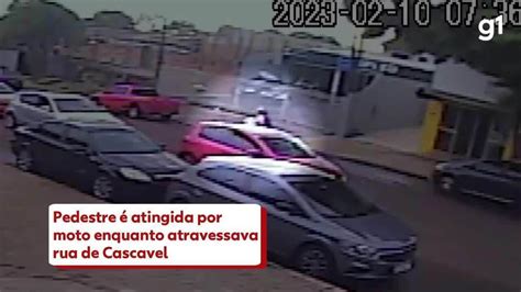 VÍDEO Mulher é atropelada por moto ao tentar atravessar rua no Paraná