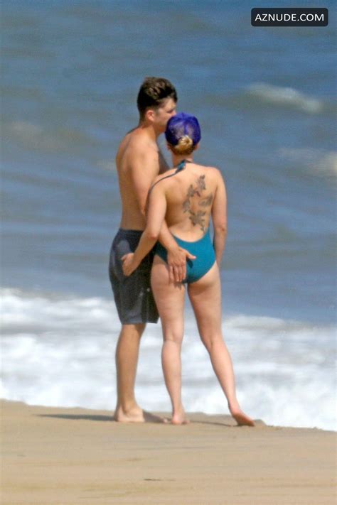 Scarlett Johansson Sexy On A Romantic Beach Stroll With Colin Jost In