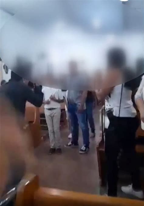 Teto de igreja desaba durante missa e fere 80 pessoas VEJA VÍDEO TV