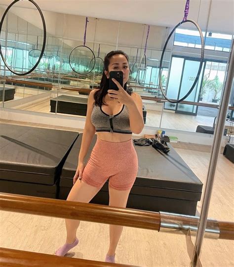 8 Potret Tante Ernie Pemersatu Bangsa Saat Tampil Sporty Pamer Body Goals Bikin Netizen Gagal