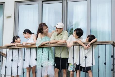 Gia đình Lý Hải Minh Hà lên đồ đi du lịch sắc vóc trẻ trung của mẹ 4