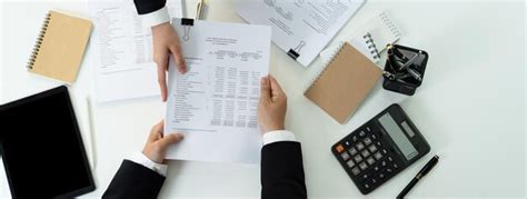 El Equipo De Contables Corporativos Utiliza Una Calculadora Para