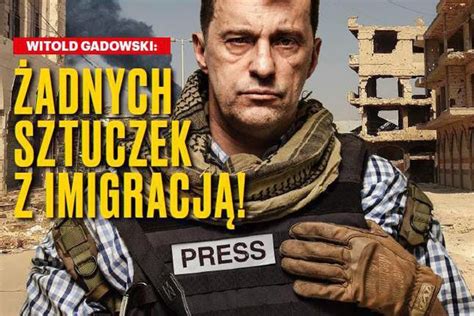 Witold Gadowski na tle zdjęcia stockowego na okładce Sieci