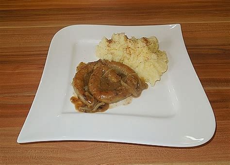 Bratwurst an Zwiebelsauce mit Kartoffelpüree Rezept mit Bild