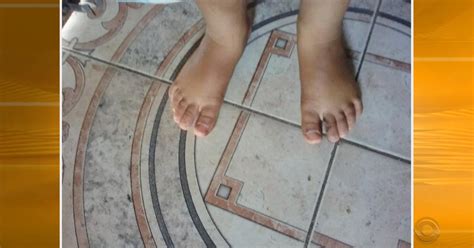 G1 Menino de dois anos é encontrado sozinho e trancado em casa em SC