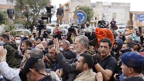 Tensión en la visita de los reyes a Paiporta Valencia un grupo de