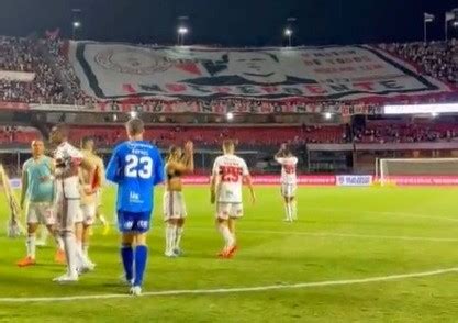 Torcida do São Paulo estende bandeira rosto de Rogério Ceni no