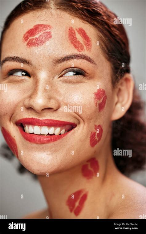 Mujer de la belleza beso del lápiz labial y cara feliz del modelo del