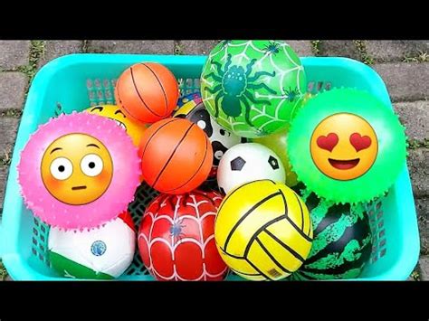 Mencari Bola Basket Hunting Bola Sepak Bola Emoji Menemukan Balon