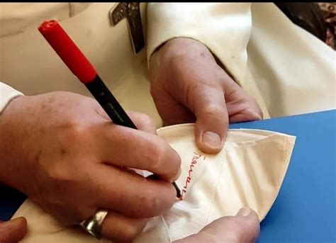 Papa Francesco Firma Gli Oggetti Di Santina Campana Saranno Posti Ad