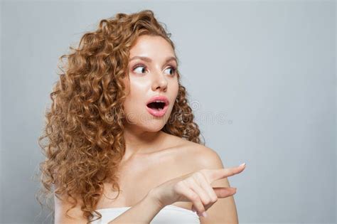 Pointage Du Modèle Féminin Portrait De Beauté Femme Beauté Naturelle