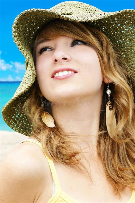 Mujer Con El Sombrero En La Playa Foto De Archivo Imagen De Sombrero