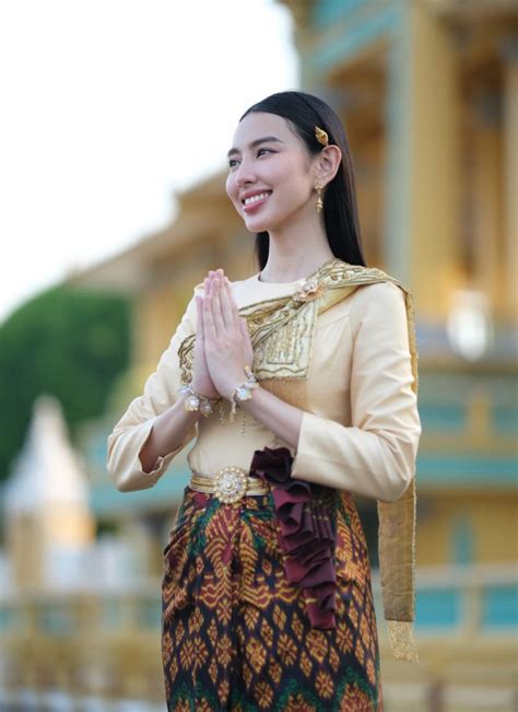 Thuỳ Tiên diện trang phục truyền thống Campuchia tặng quà cho người