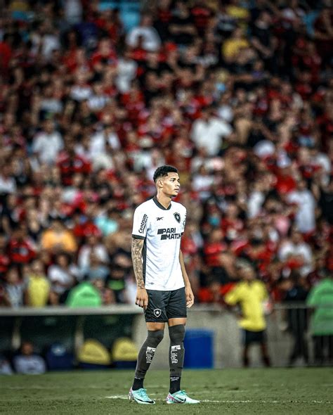 Botafogo encaminha empréstimo do volante Newton ao Criciúma