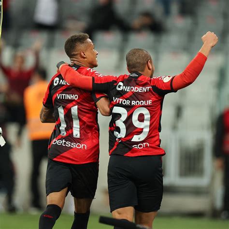 Vitor Roque completa marca na carreira e abre o jogo sobre lesão