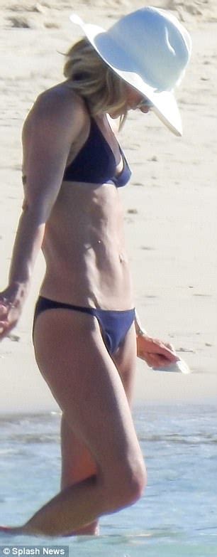 Kelly Ripa Shows Off Incredible Bikini Body In The Bahamas Daily Mail