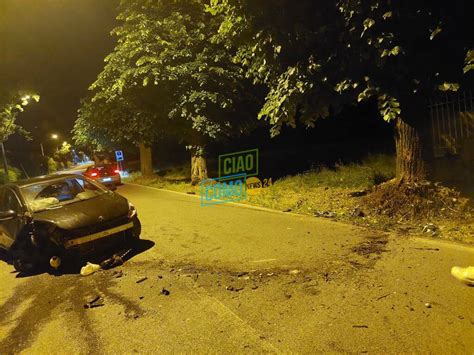 Colverde Terribile Sbandanata Nella Notte Con L Auto Contro Un Albero
