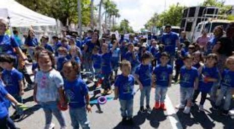 Niños y niñas marchan para concienciar sobre la prevención del maltrato