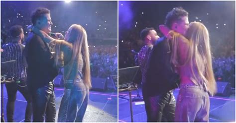 Shakira Sorprende A Carlos Vives En Pleno Concierto Al Unirse Para