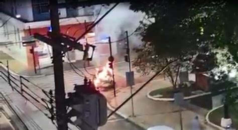 Carro pega fogo no meio da rua e mobiliza bombeiros em Itapeva vídeo