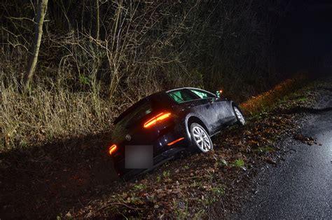 Pol Hf Vw Kommt Von Fahrbahn Ab J Hrige Leicht Verletzt