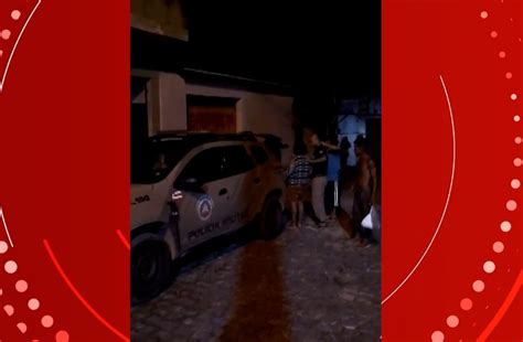 VÍDEO Policial militar agride mulher tapa no rosto e vítima o
