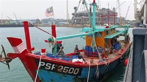Kapal Nelayan Malaysia Yang Curi Ikan Ditangkap Polisi