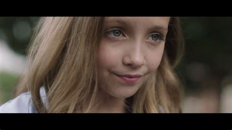 La Fille Qui Coyait Aux Miracles Saje Distribution Saje Distribution