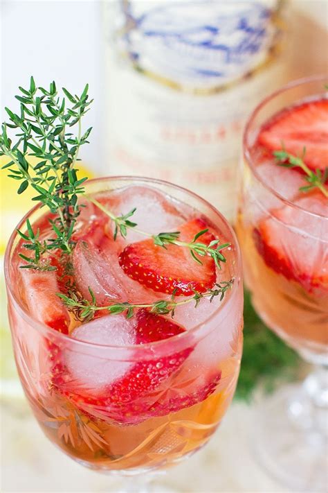 Strawberry Thyme Lillet Spritz Lillet Spritz Lillet Rezepte Lilet