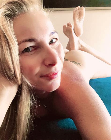 TW Pornstars ChantalSWEET Twitter Guten Morgen Outofbed Milf