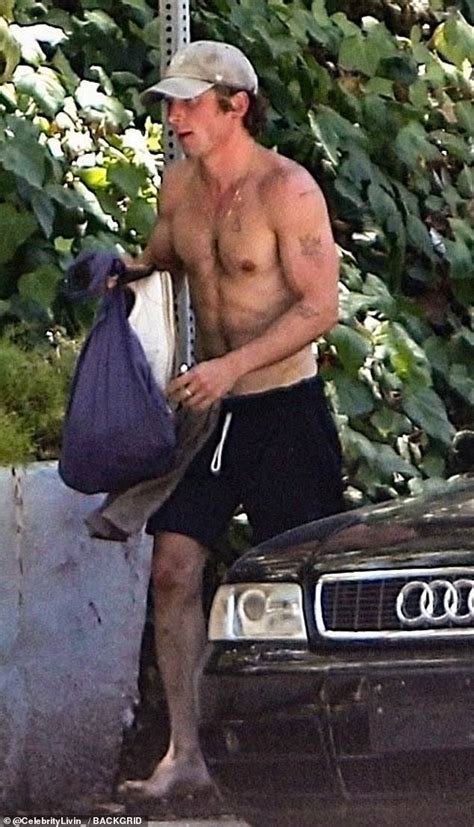 The Bear Star Jeremy Allen White Shows Off His Chiseled Physique As He