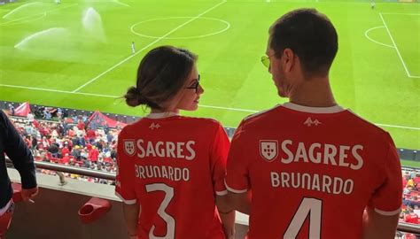 Bernardo Sousa e Bruna Gomes mostram se a apoiar o Benfica no Estádio