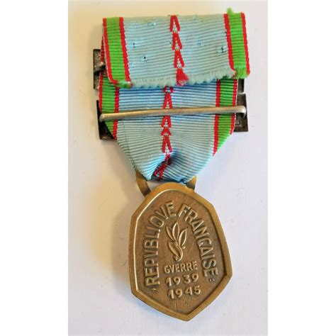MEDAILLE COMMEMORATIVE DE LA GUERRE 1939 1945 AVEC BARRETTES