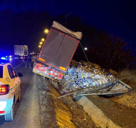 Accident Pe Dn E La M R E Ti Un Tir Nc Rcat Cu Orez A Ajuns N An